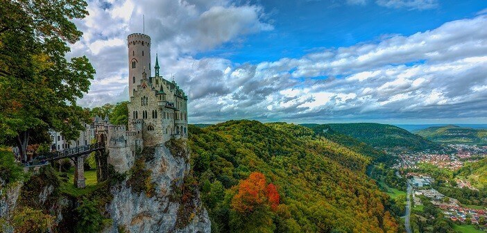 断崖絶壁にそびえる絶景な名城。ドイツの『リヒテンシュタイン城』 | 旅時間